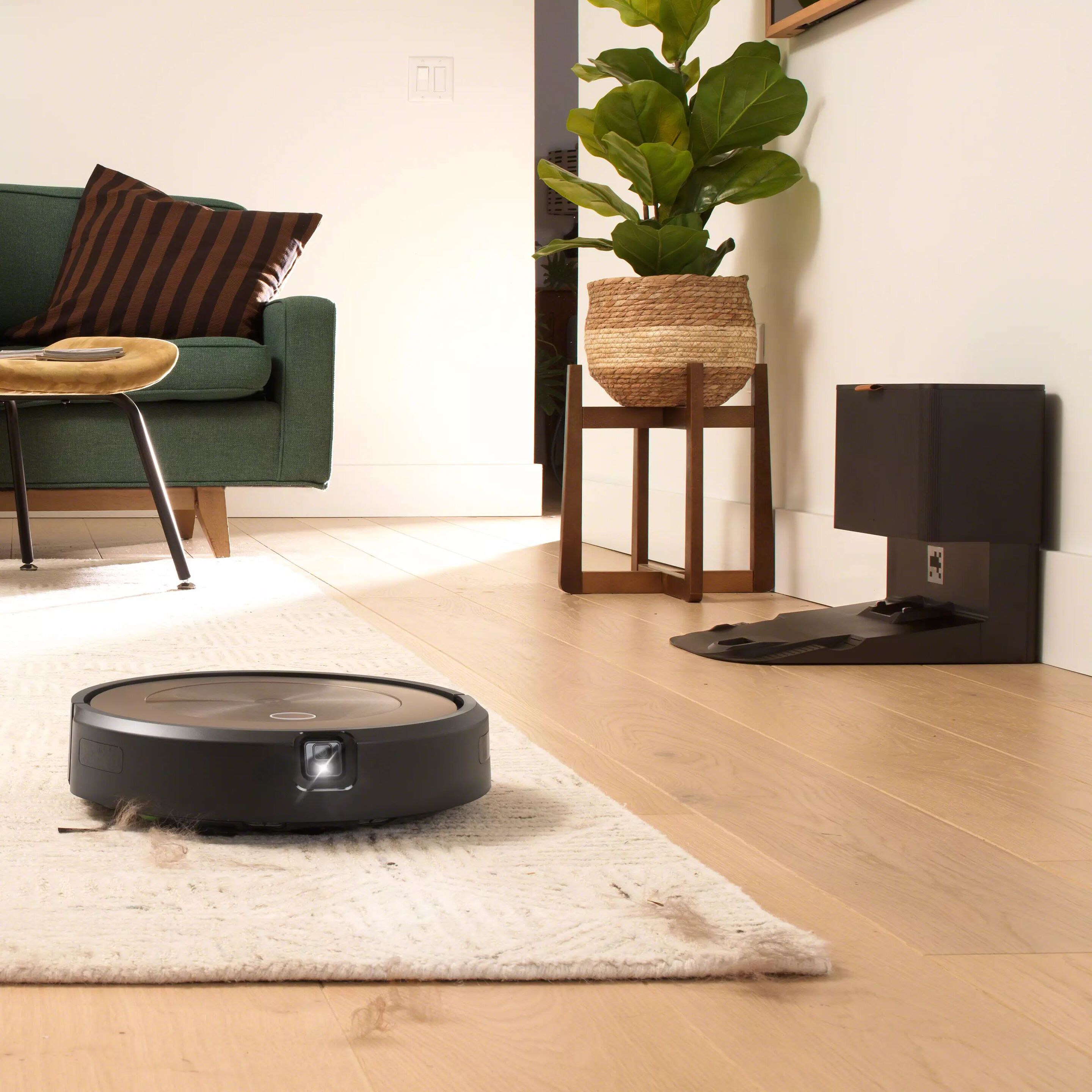 Roomba® j9+ | Robot Vacuum for Pet Hair & Dirt